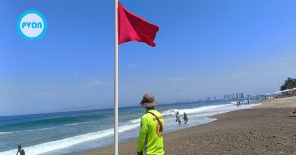 Puerto Vallarta beach closure with rip currents and three-meter waves